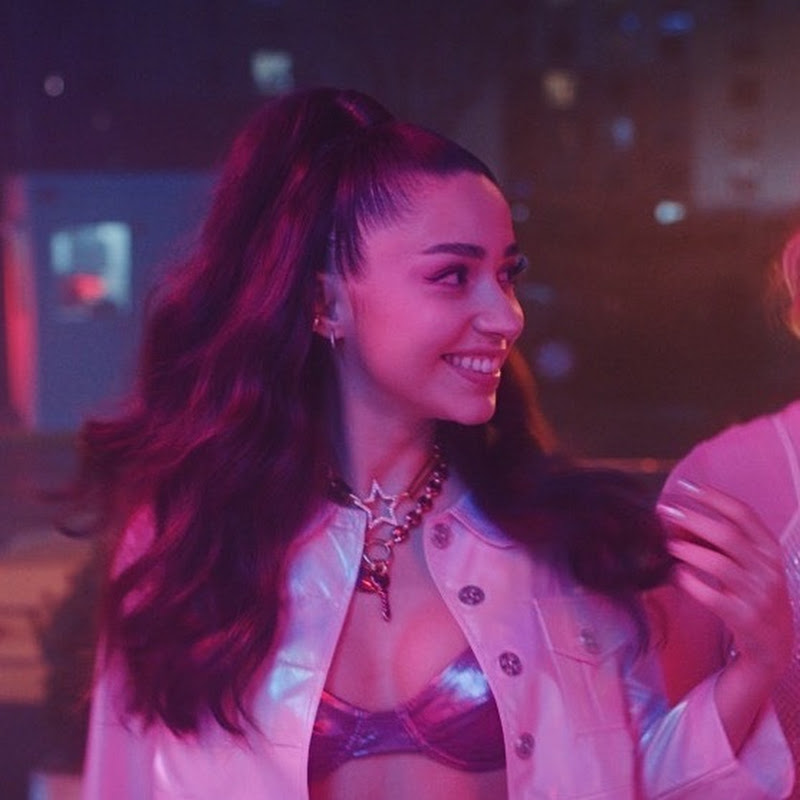 Contact Zeynep Bastık - Creator and Influencer