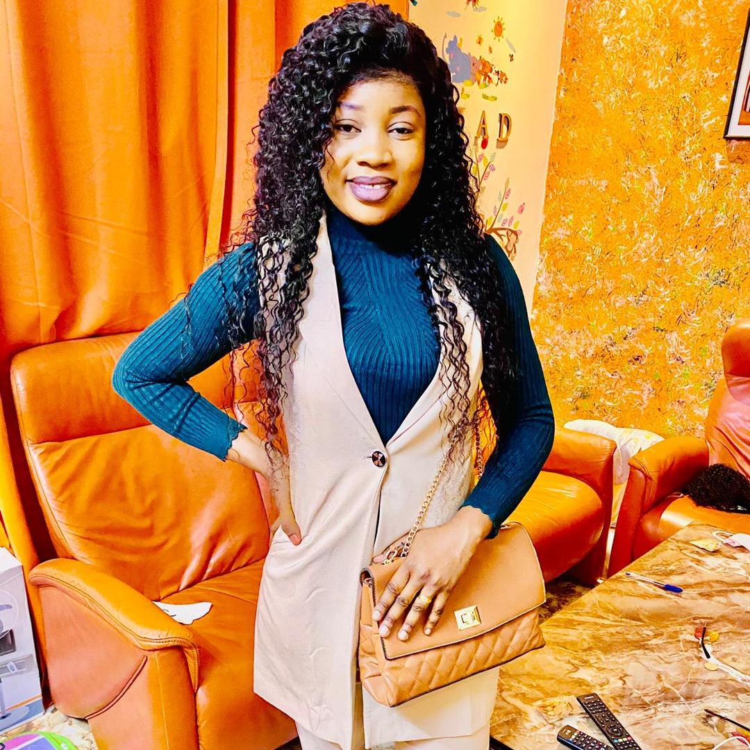 Contact Mme Dipama - Creator and Influencer