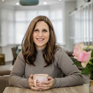 Contact Esti Hamilton - Agent, Manager and Publicist Details